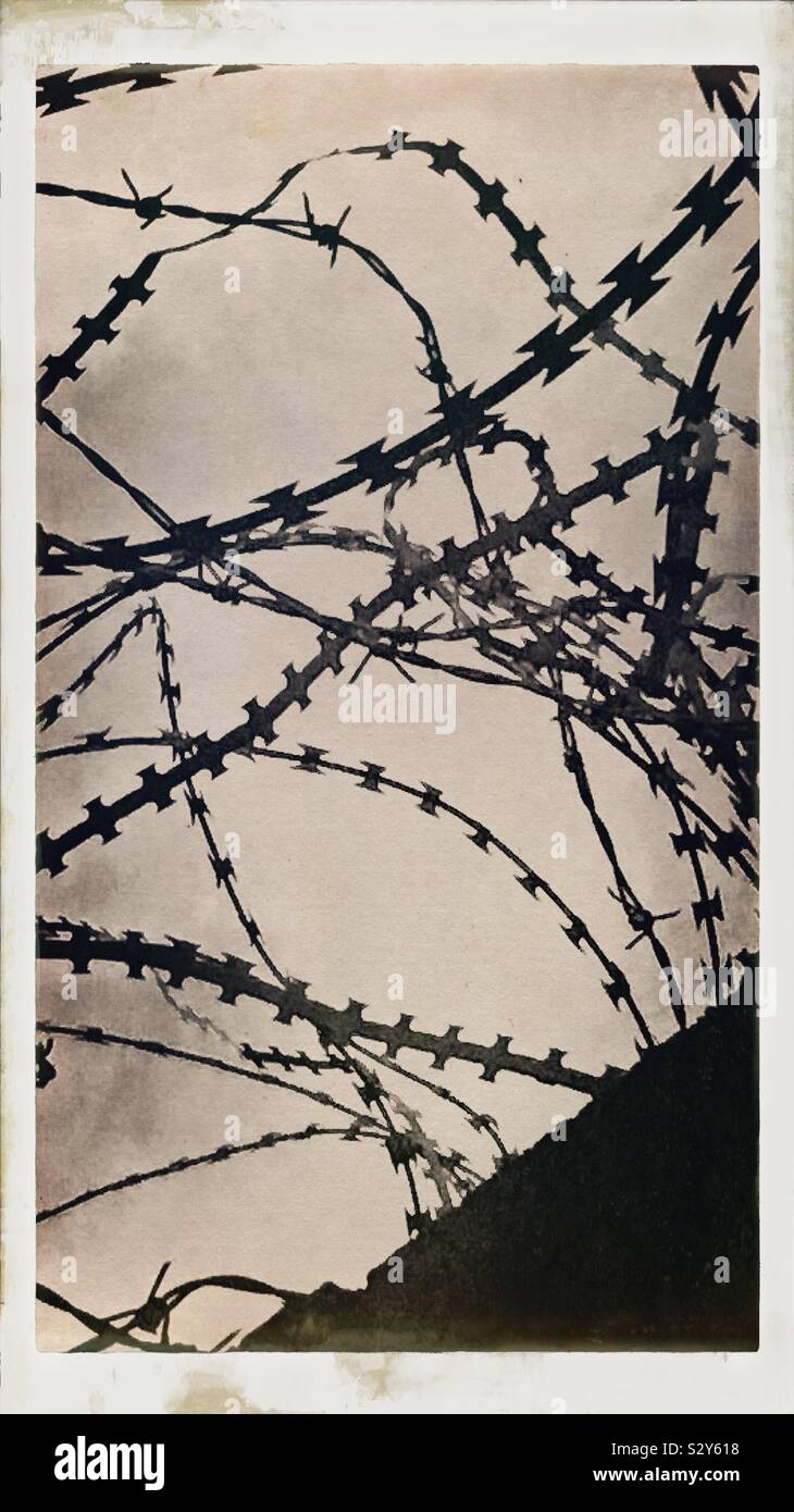Razor wire wall hi-res stock photography and images - Alamy