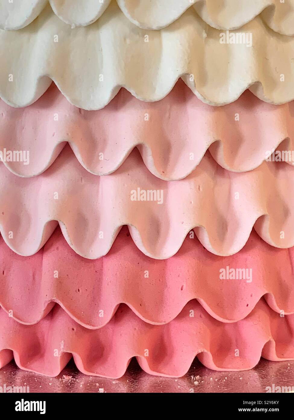 Wavy pretty pink fancy and formal cake frosting Stock Photo - Alamy