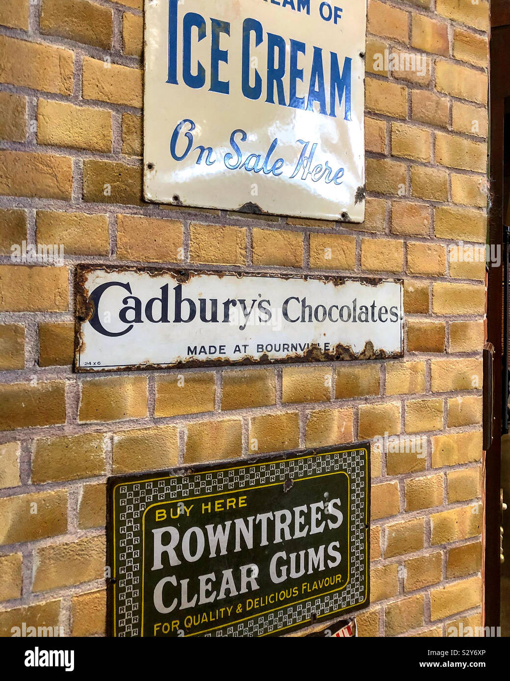 Cadbury chocolate advert hi-res stock photography and images - Alamy