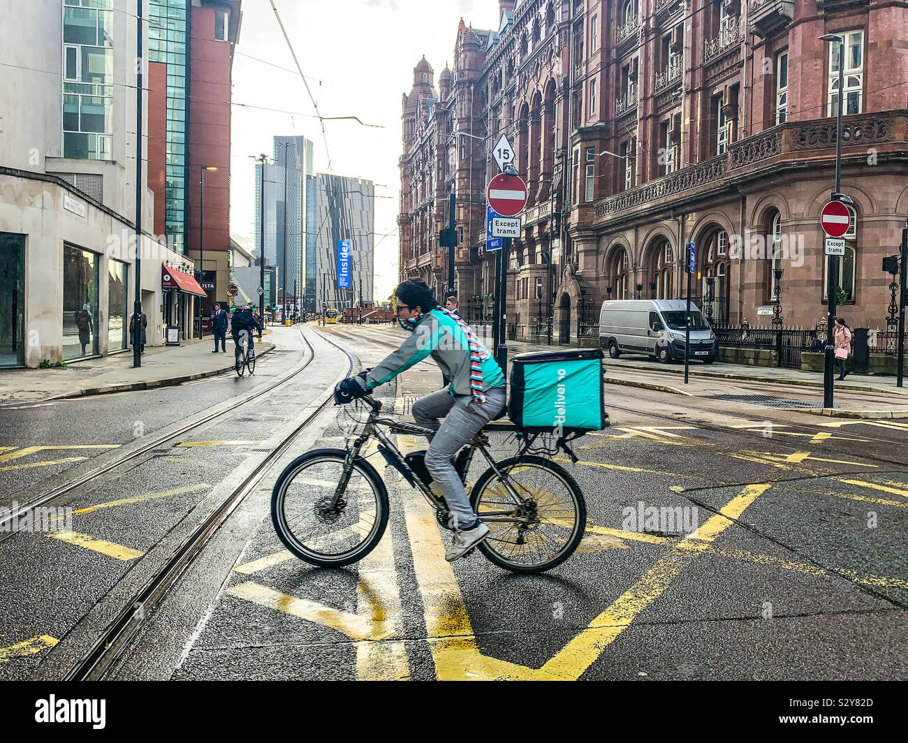 Deliveroo cyclist hi-res stock photography and images - Alamy