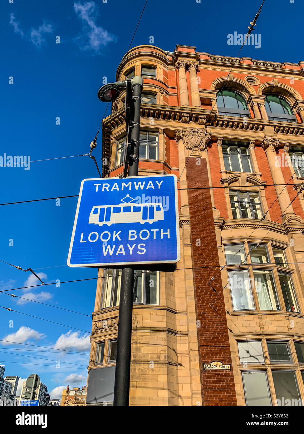 Tramway look both ways sign in Manchester Stock Photo - Alamy