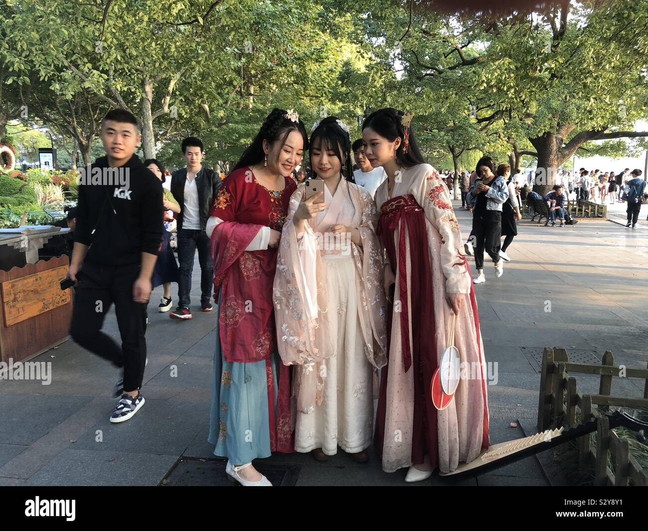 Chinese women traditional dress hi-res stock photography and images - Alamy