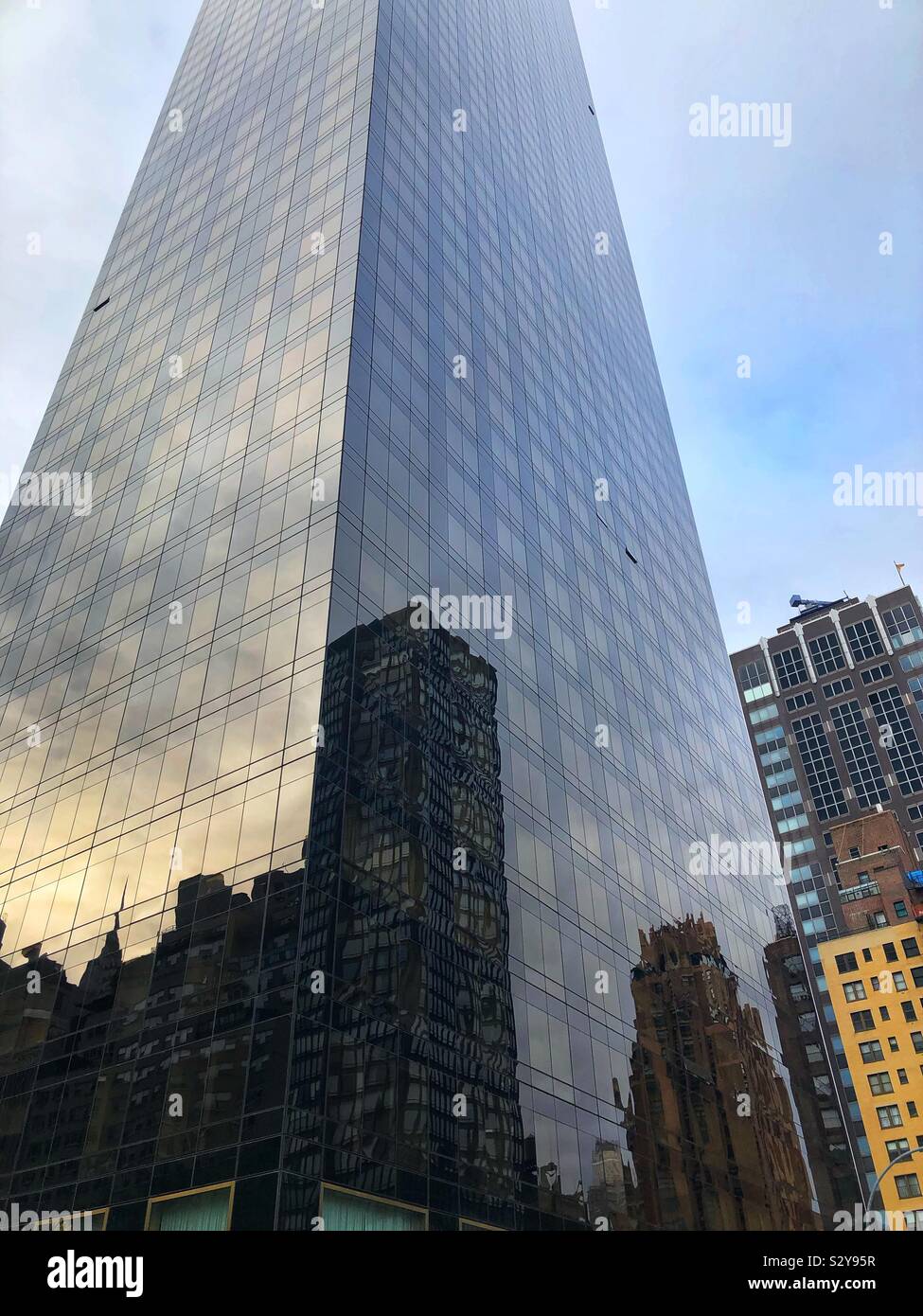 Skyscraper reflection hi-res stock photography and images - Alamy