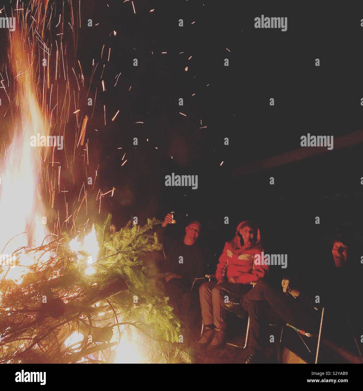 Fireside camping hi-res stock photography and images - Alamy