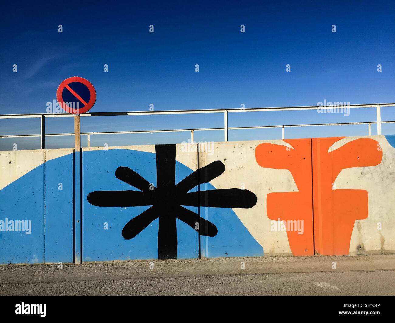 Colored wall and traffic signal Stock Photo - Alamy