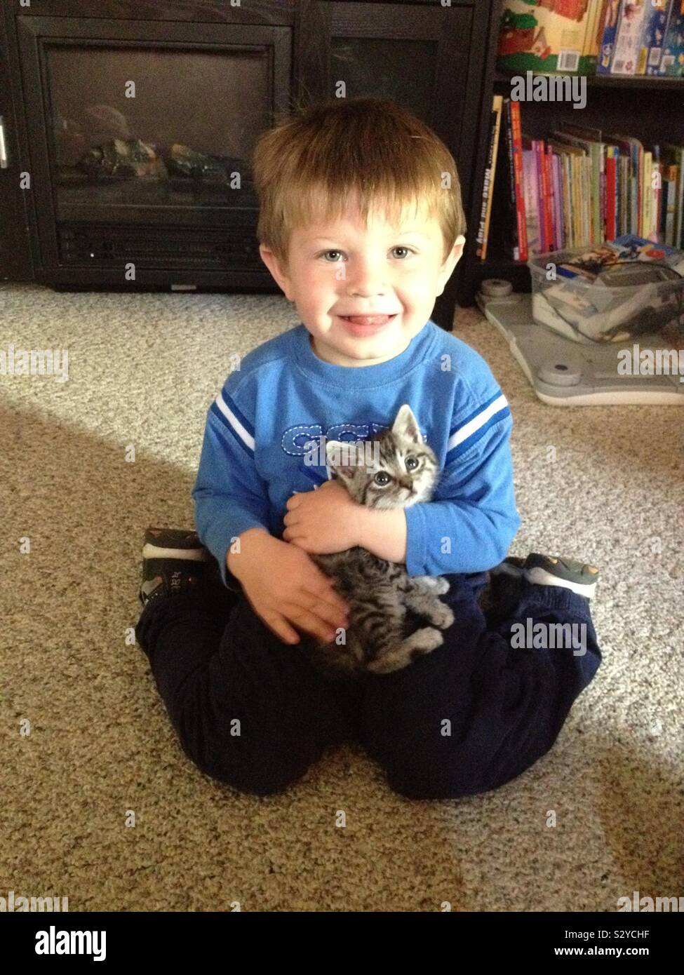 Boy and his kitten Stock Photo - Alamy
