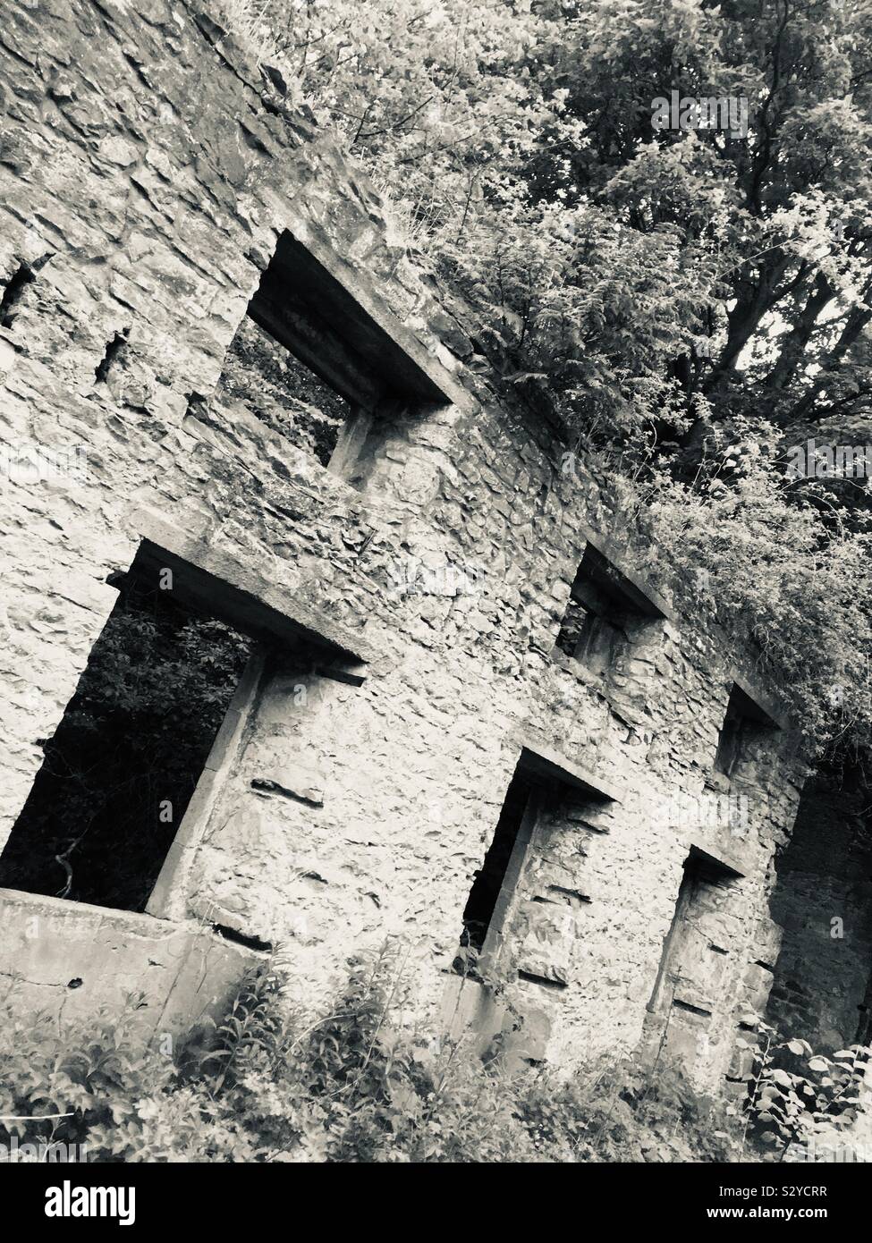 Empty windows hi-res stock photography and images - Alamy