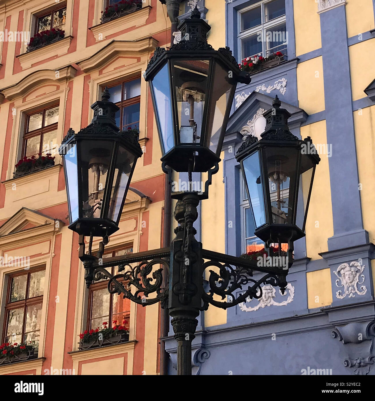 Black lamppost hi-res stock photography and images - Alamy