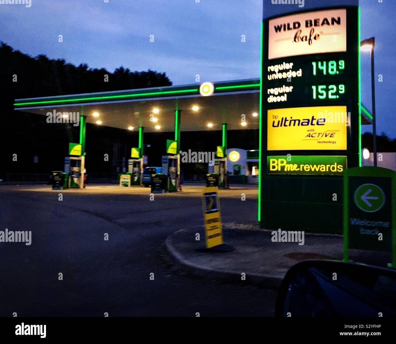 Petrol station at night hi-res stock photography and images - Alamy