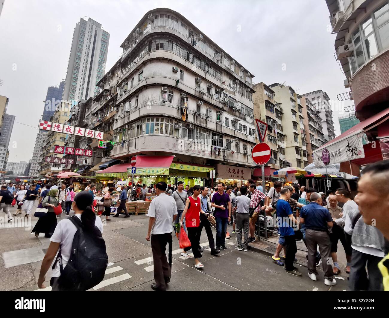 The vibrant street markets in Sham Shui Po in Kowloon, Hong Kong Stock Photo - Alamy