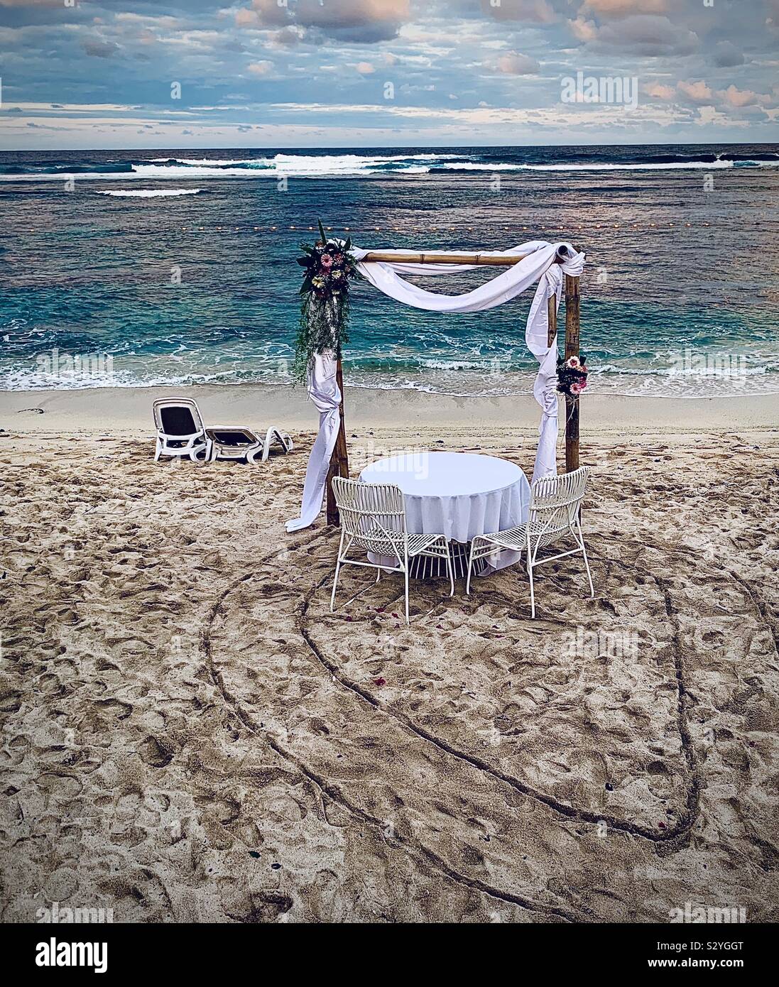 Romantic ocean view dinner for two Stock Photo - Alamy