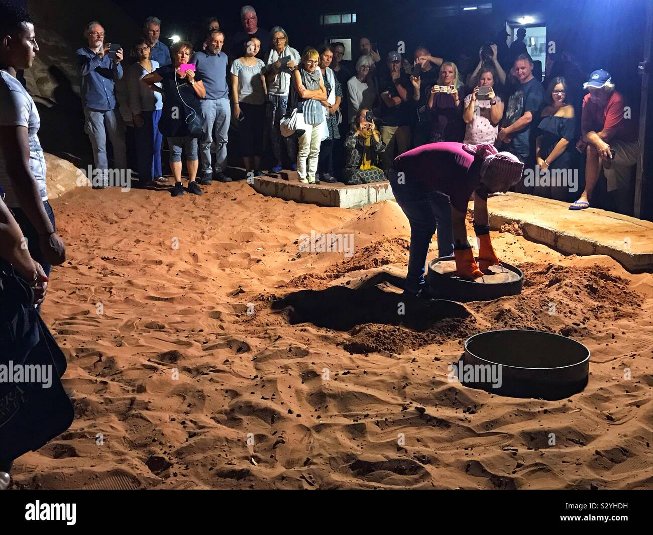 Traditional Zarb at wadi rum desert. Jordan Stock Photo - Alamy