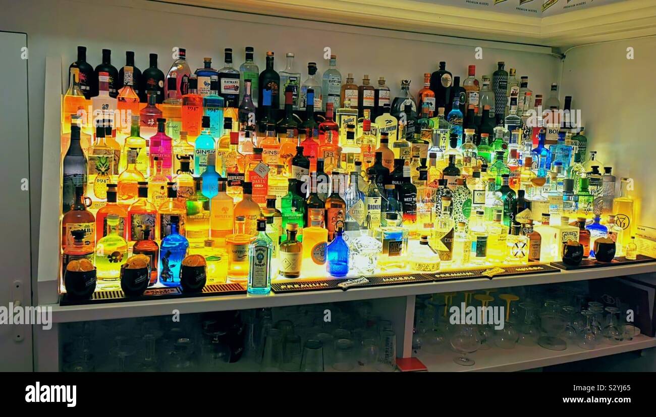 Gin time hi-res stock photography and images - Alamy