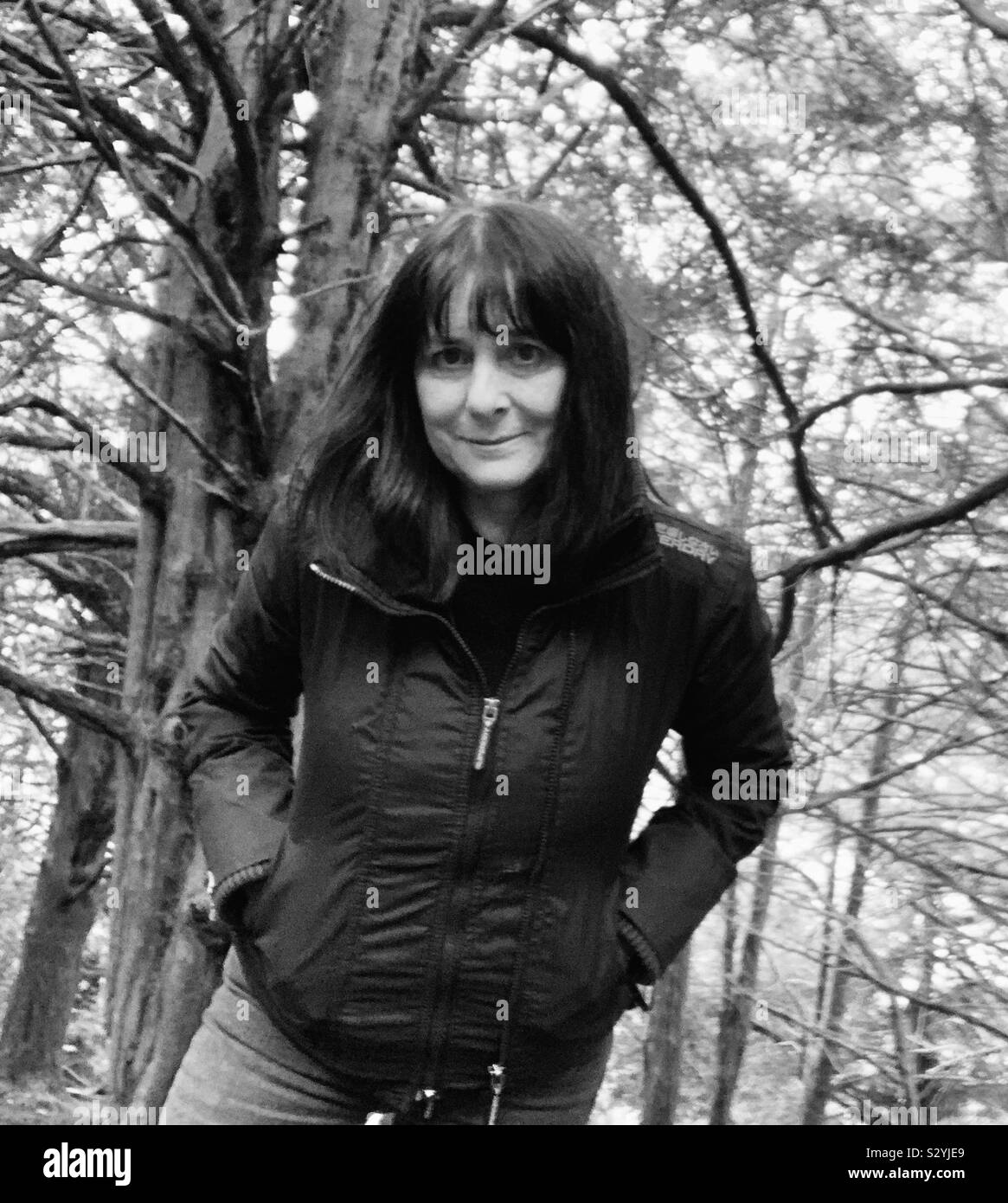 Are woman black and white smartphone stock photos - Alamy