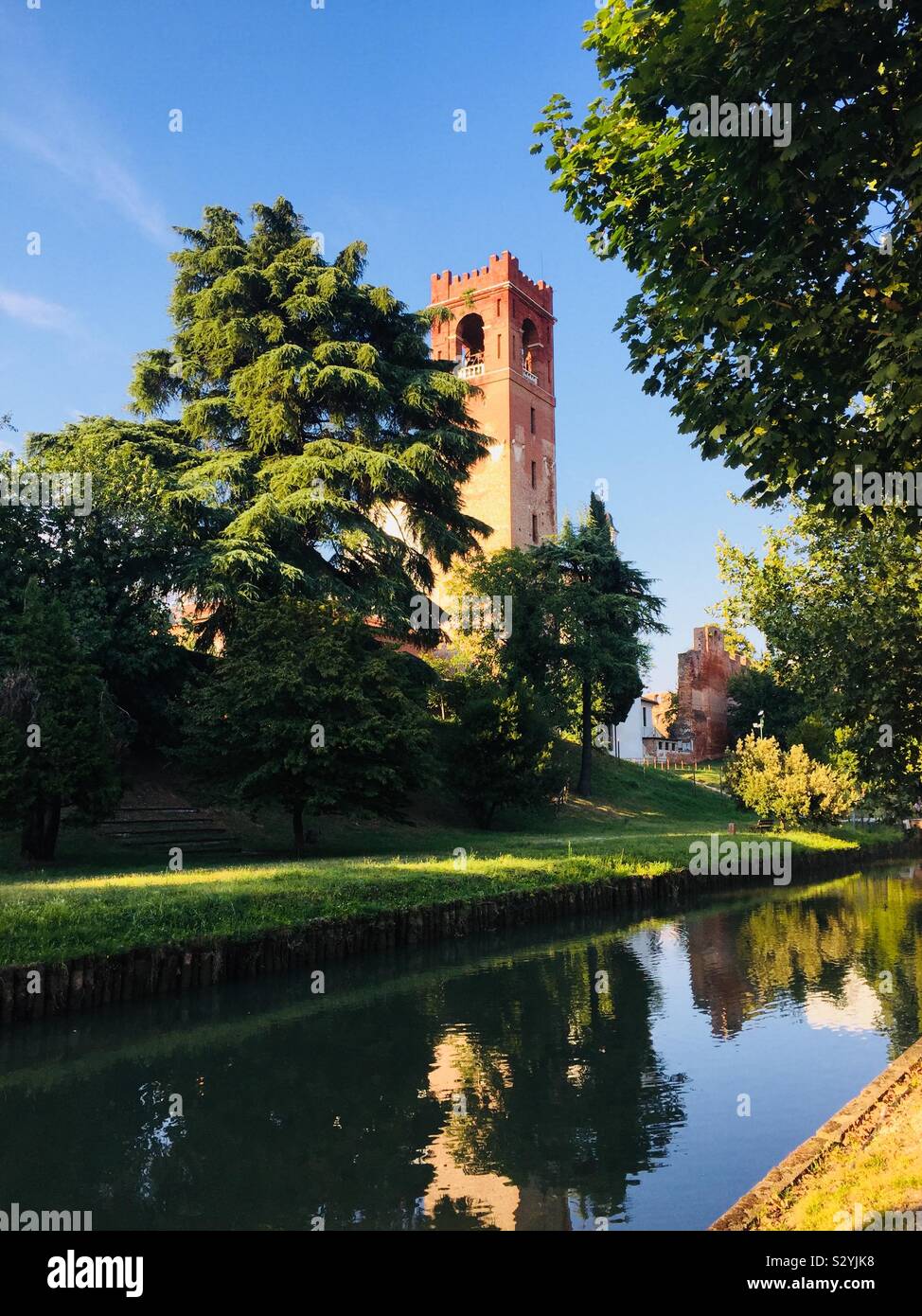 Red brick castle hi-res stock photography and images - Alamy