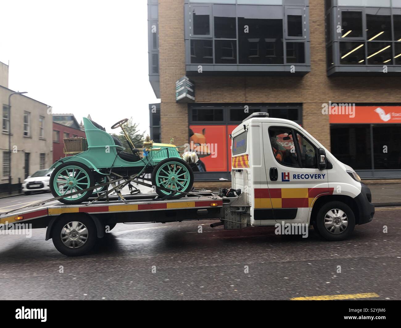 Vintage automobile on a recovery truck Stock Photo - Alamy