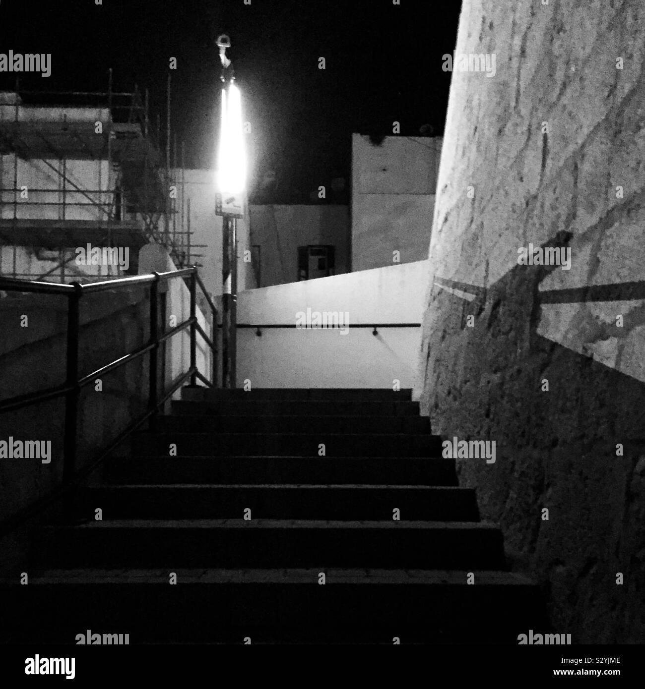 Dark alleyway hi-res stock photography and images - Alamy