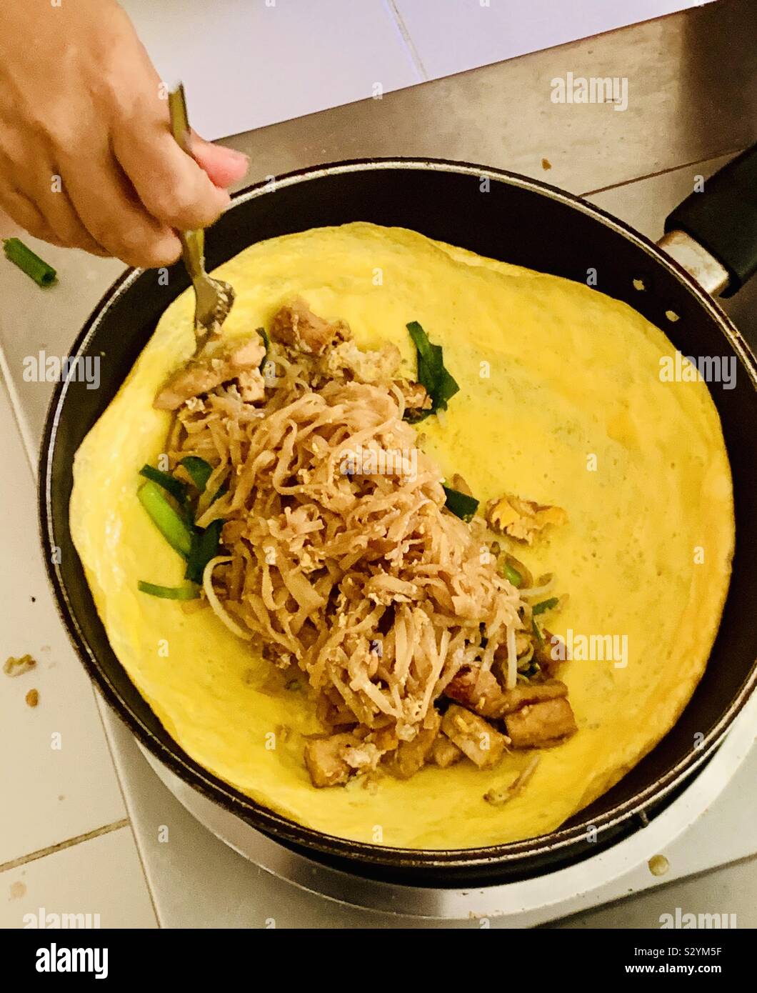 Egg wrapped Pad Thai Stock Photo - Alamy