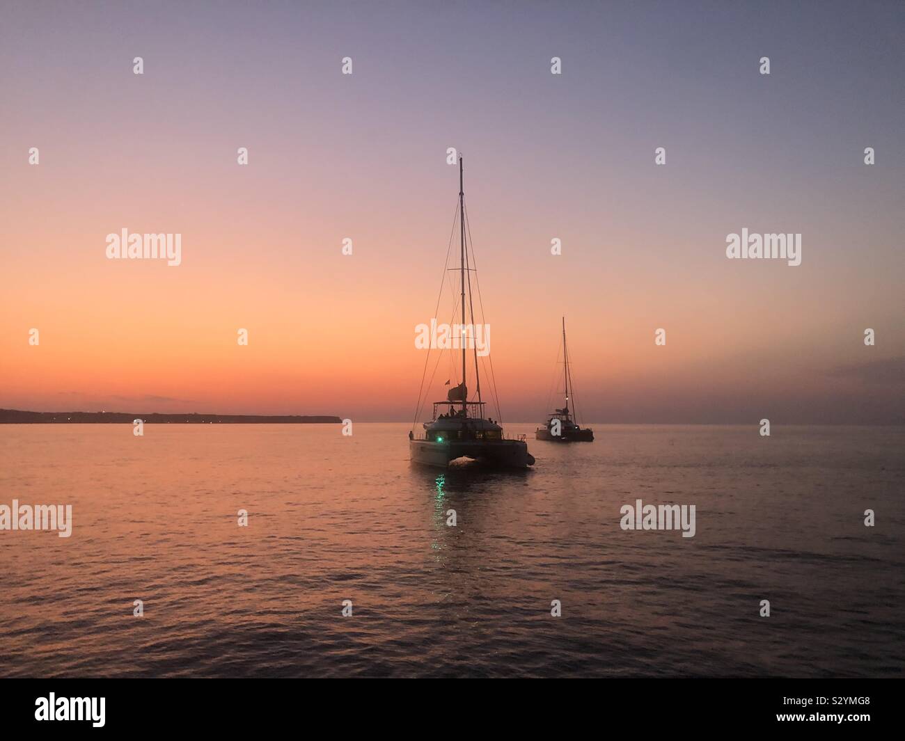 Santorini sunset boat hi-res stock photography and images - Alamy