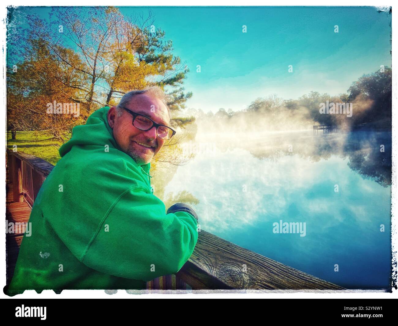 Man overlooking sunrise hi-res stock photography and images - Alamy