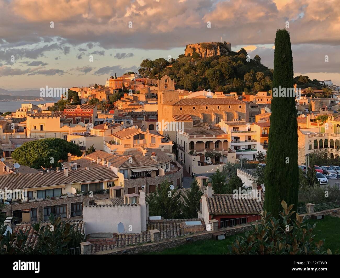 Ruins basking in sunlight hi-res stock photography and images - Alamy