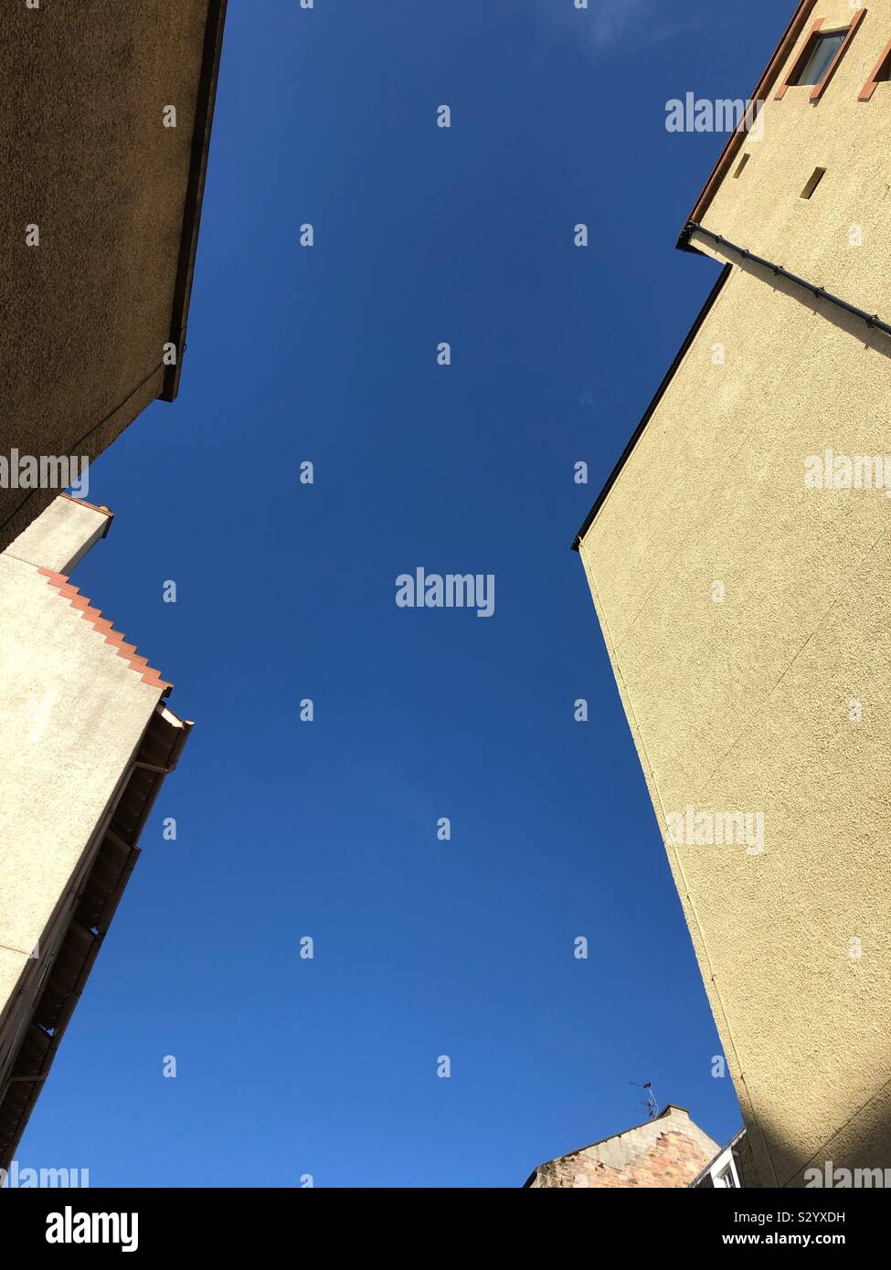 Buildings looking up hi-res stock photography and images - Alamy