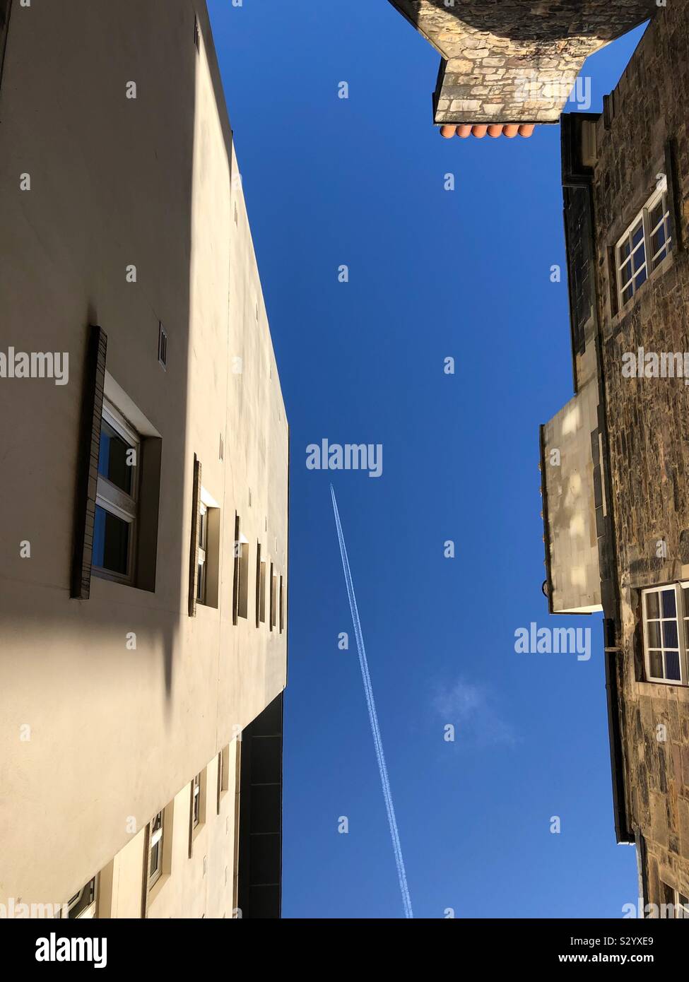Airplane between buildings hi-res stock photography and images - Alamy