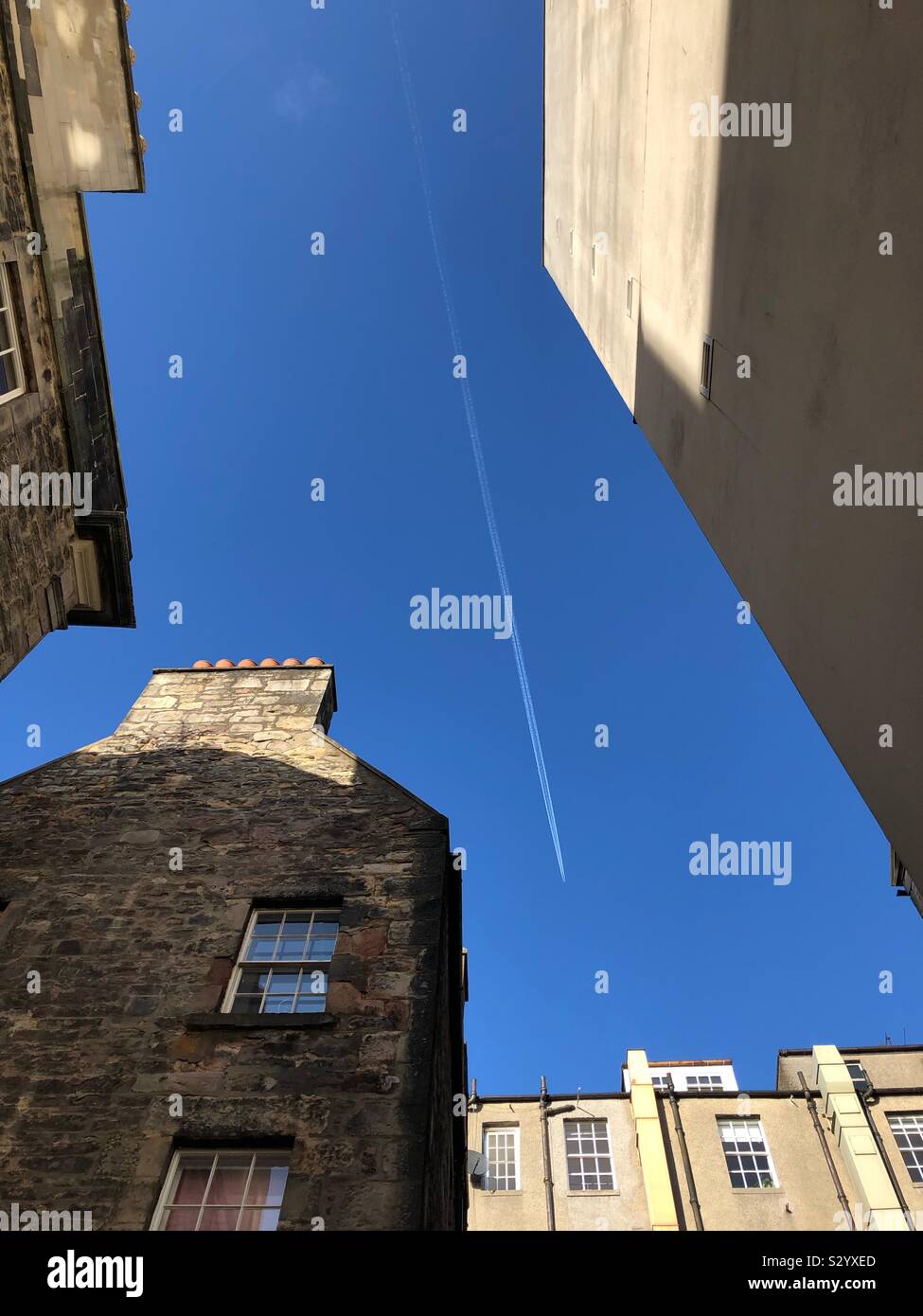 Overhead aircraft between buildings hi-res stock photography and images ...