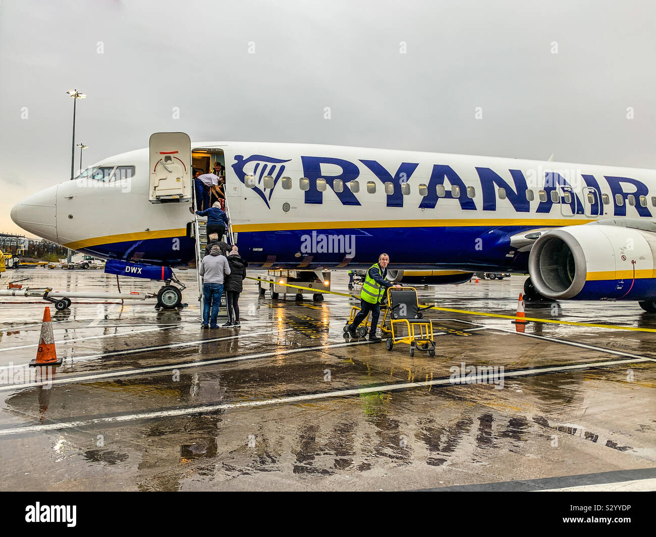 Boarding a Ryanair Boeing 737-8AS airplane at Manchester Airport Stock ...