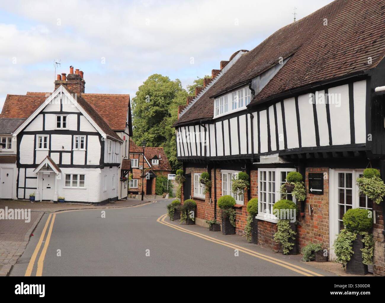 Old english road hi-res stock photography and images - Alamy