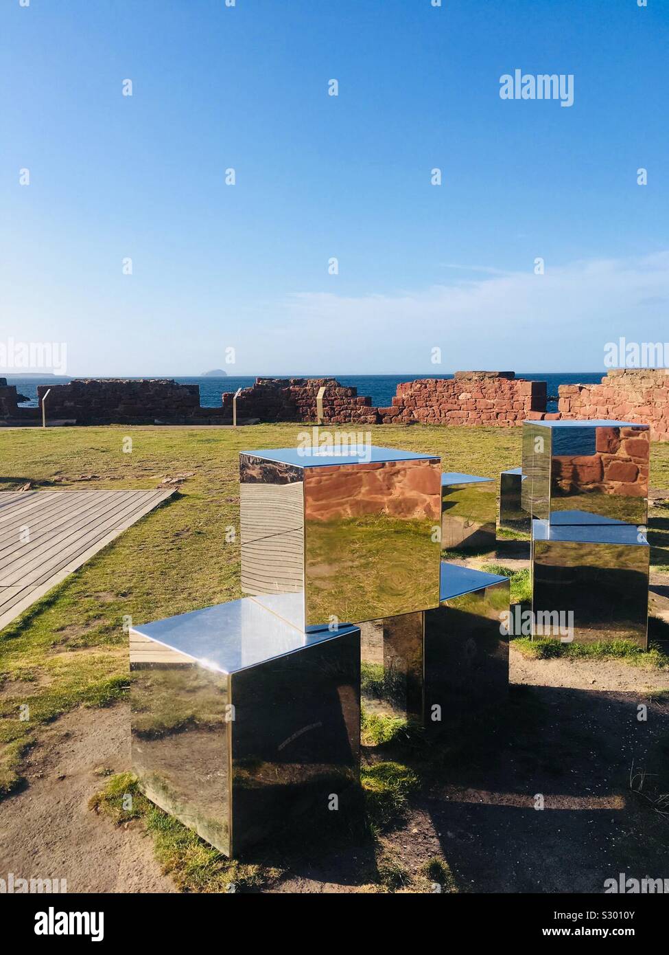 Cube sculpture hi-res stock photography and images - Alamy