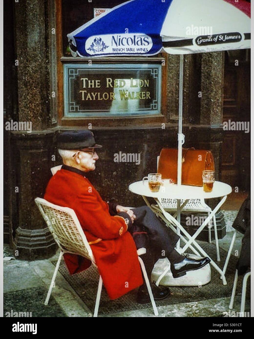 A Chelsea pensioner enjoying a beer outside a pub in London Stock Photo ...