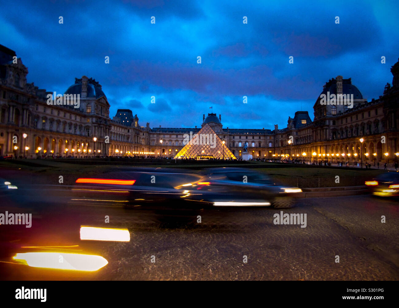 Busy museum hi-res stock photography and images - Alamy