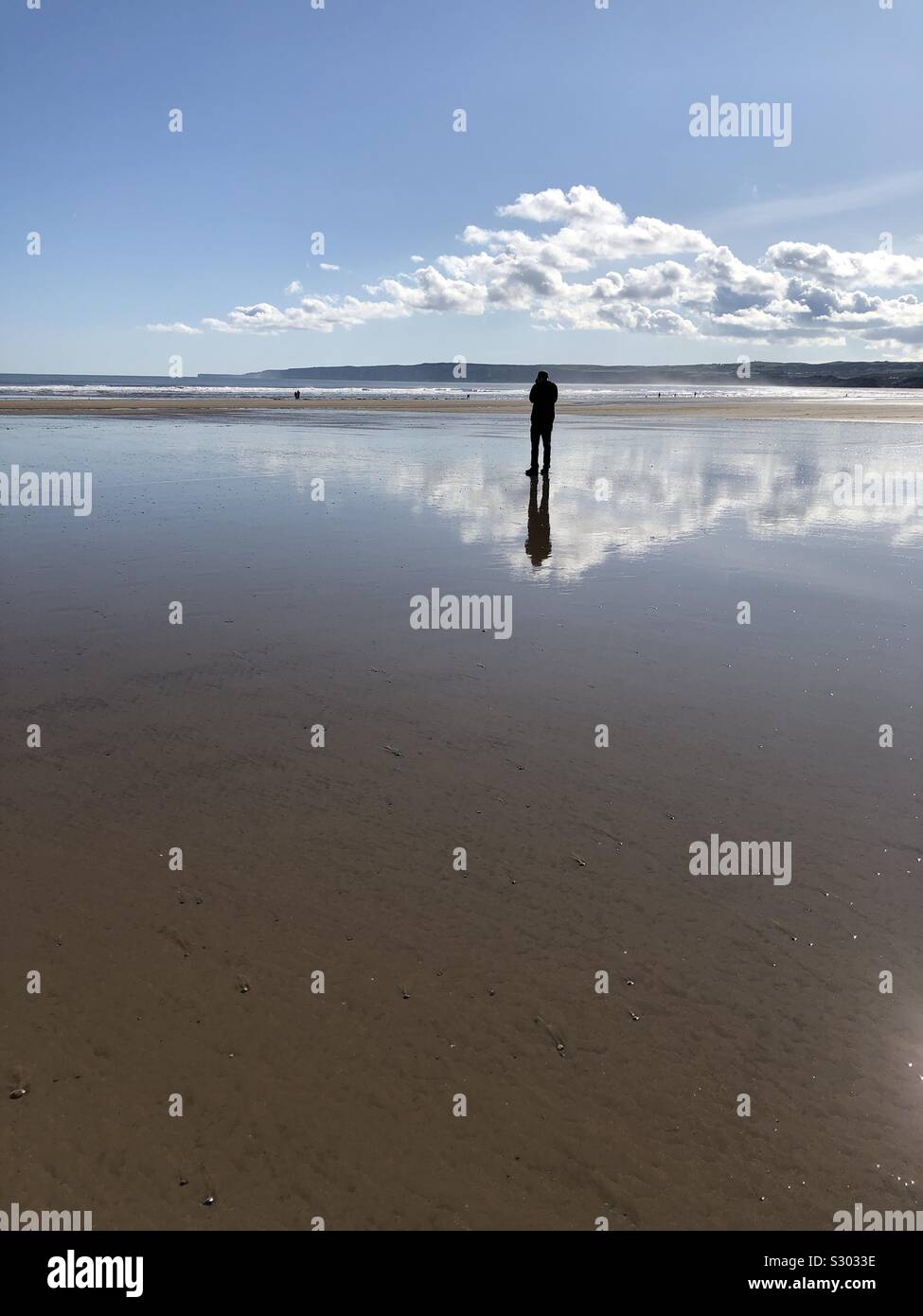 Reflection on a wet beach hi-res stock photography and images - Alamy