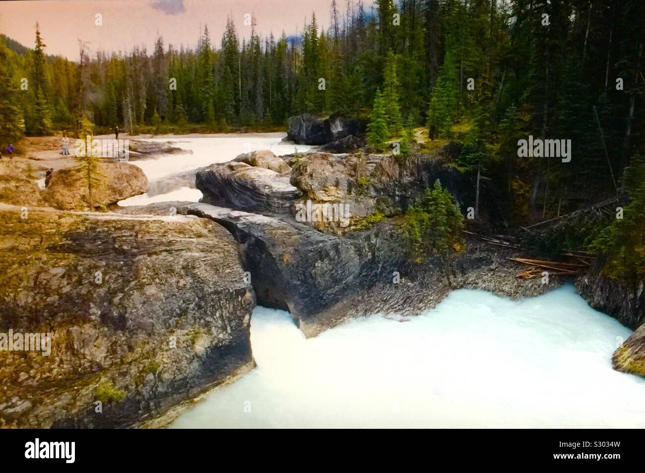 Natural bridge yoho national park hi-res stock photography and images ...