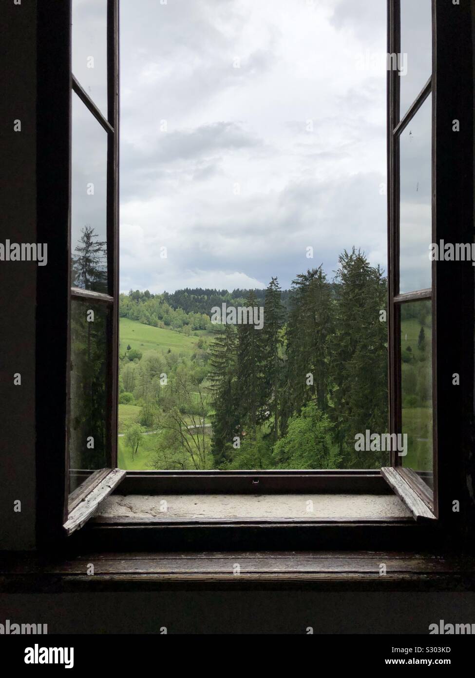 Castle window hi-res stock photography and images - Alamy