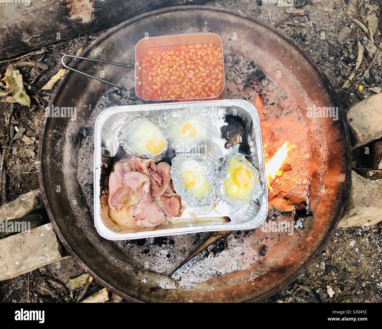 Camp Fire Breakfast Stock Photo - Alamy
