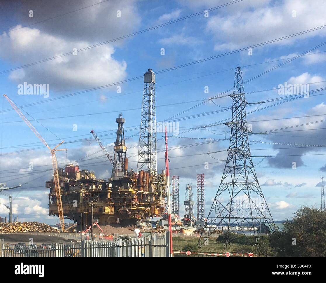 Decommissioned oil rig hi-res stock photography and images - Alamy