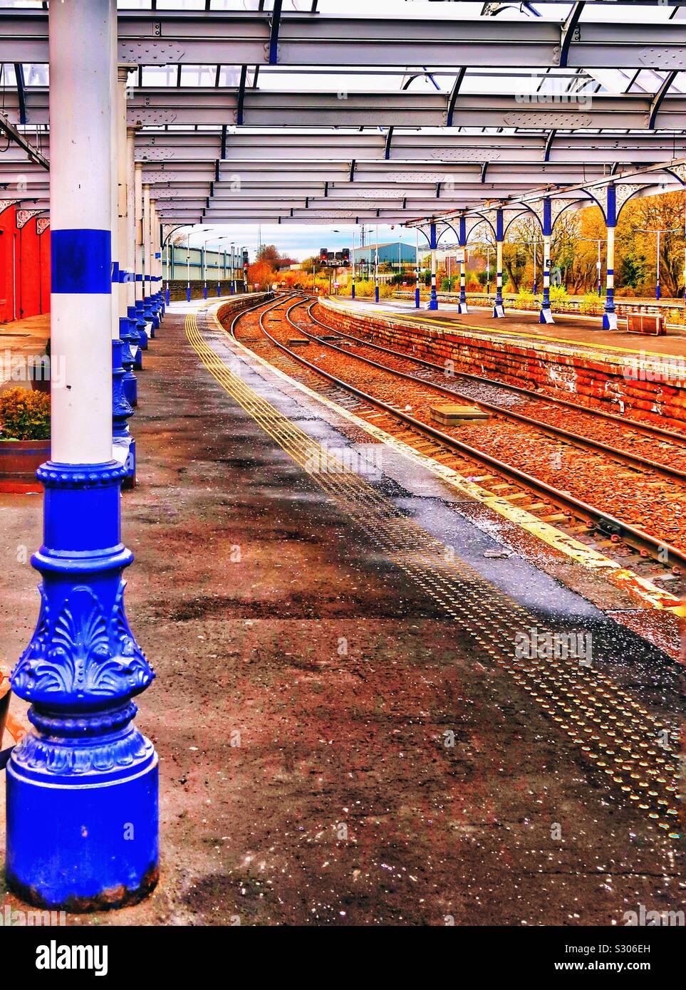 Railway platform canopy hi-res stock photography and images - Alamy