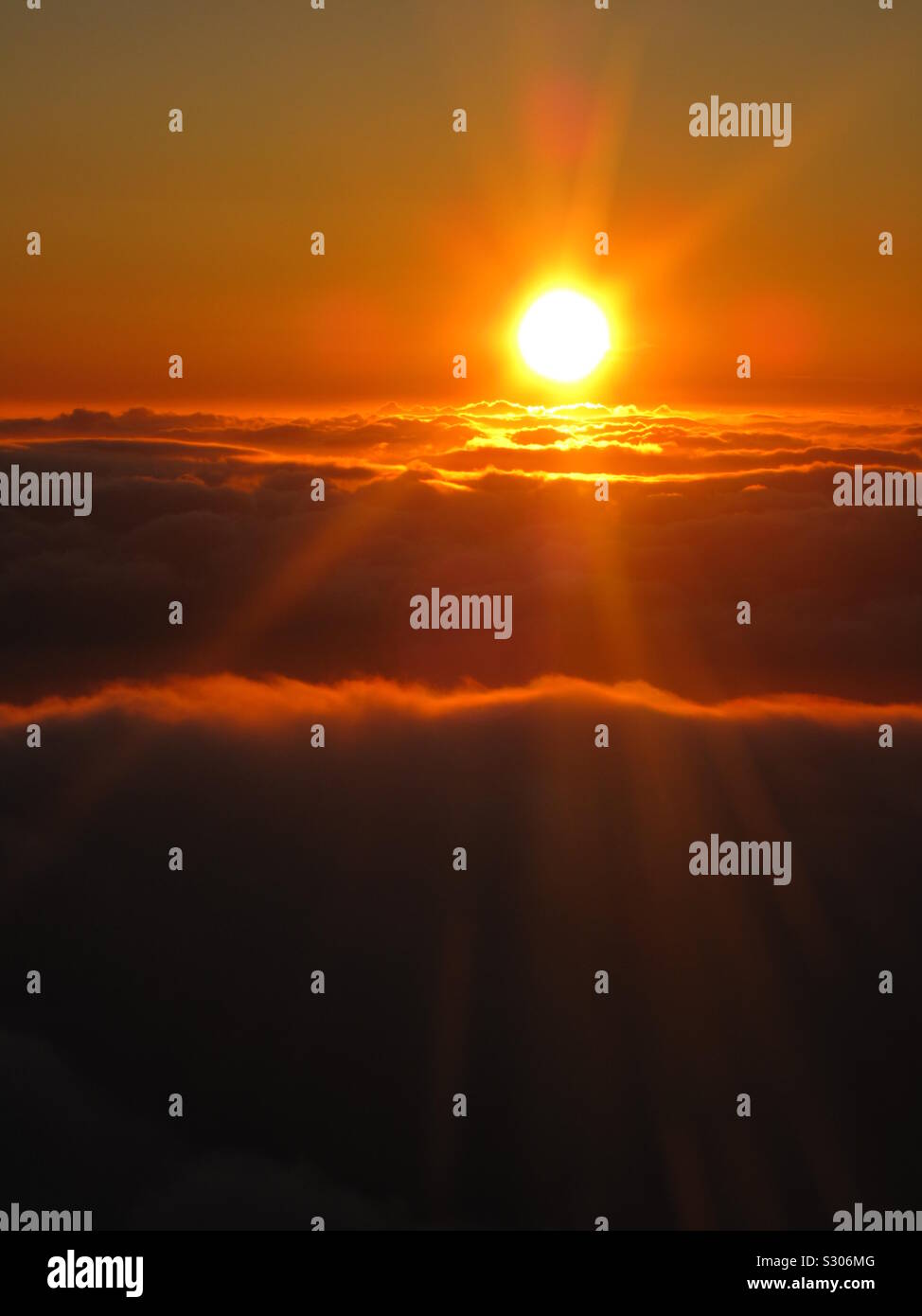 Sunset above clouds hi-res stock photography and images - Alamy