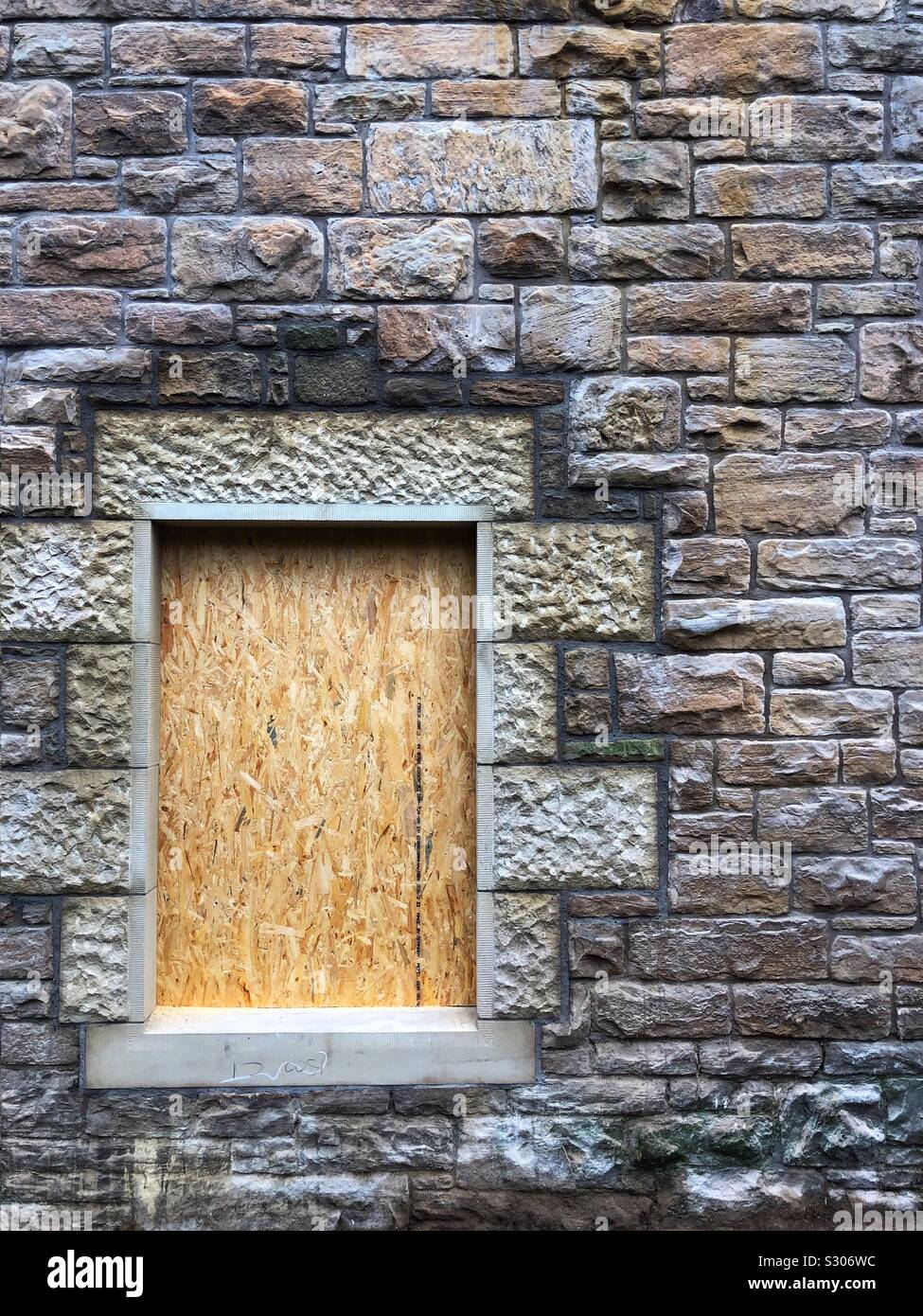 House boarded up windows hi-res stock photography and images - Alamy