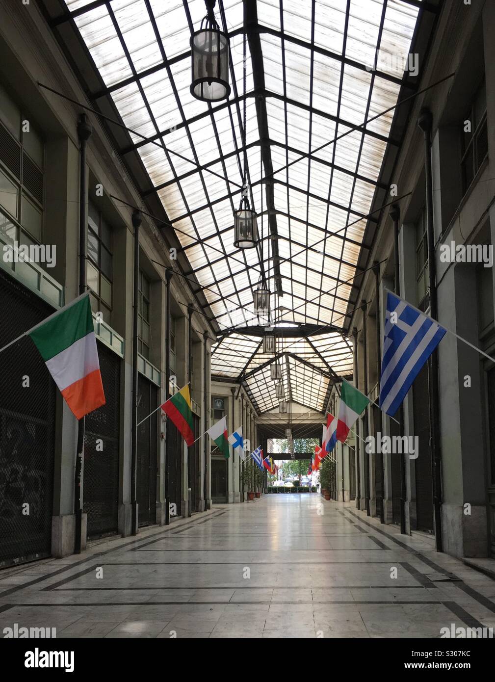 Empty arcade hi-res stock photography and images - Alamy