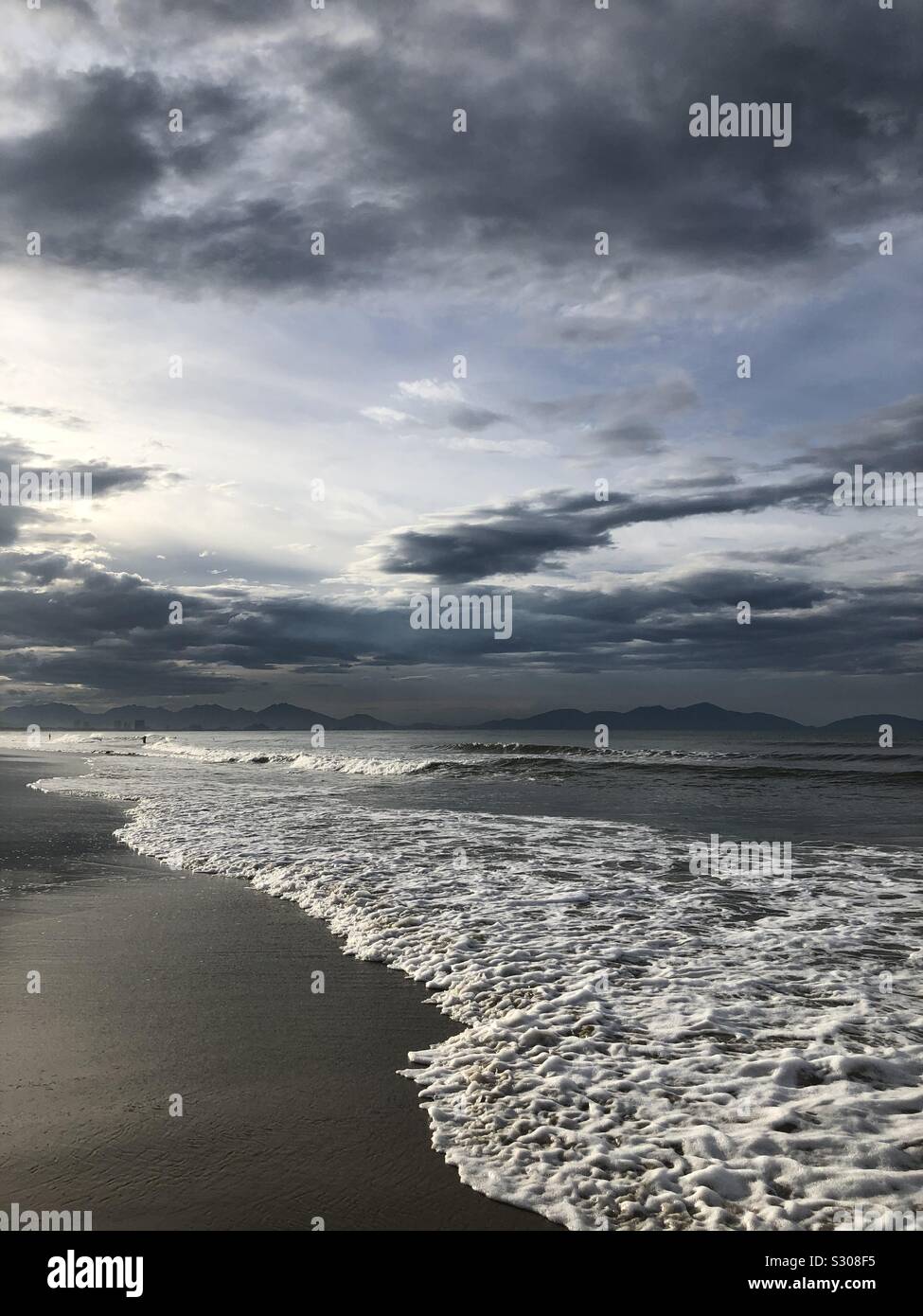 Cloudy sky beach hi-res stock photography and images - Alamy