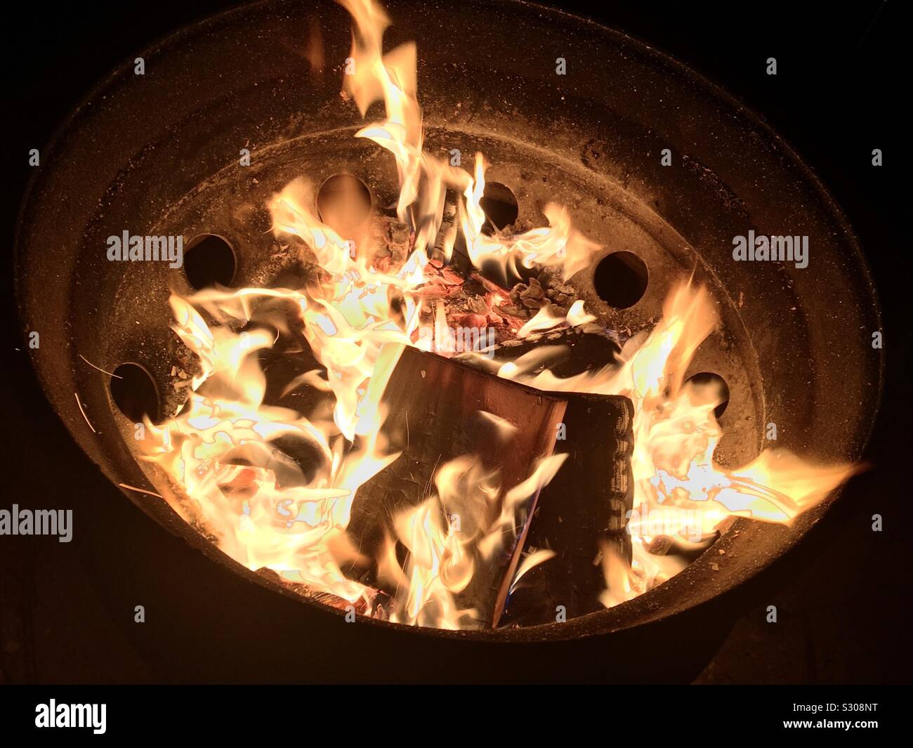 Burn barrel hi-res stock photography and images - Alamy