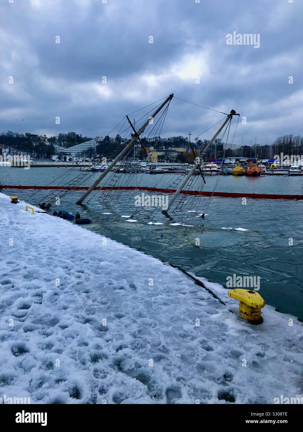 Sunken boat ship underwater hi-res stock photography and images - Alamy