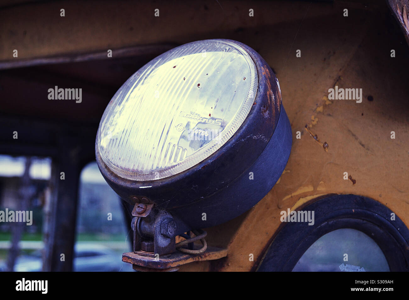 Old bulldozer hi-res stock photography and images - Alamy