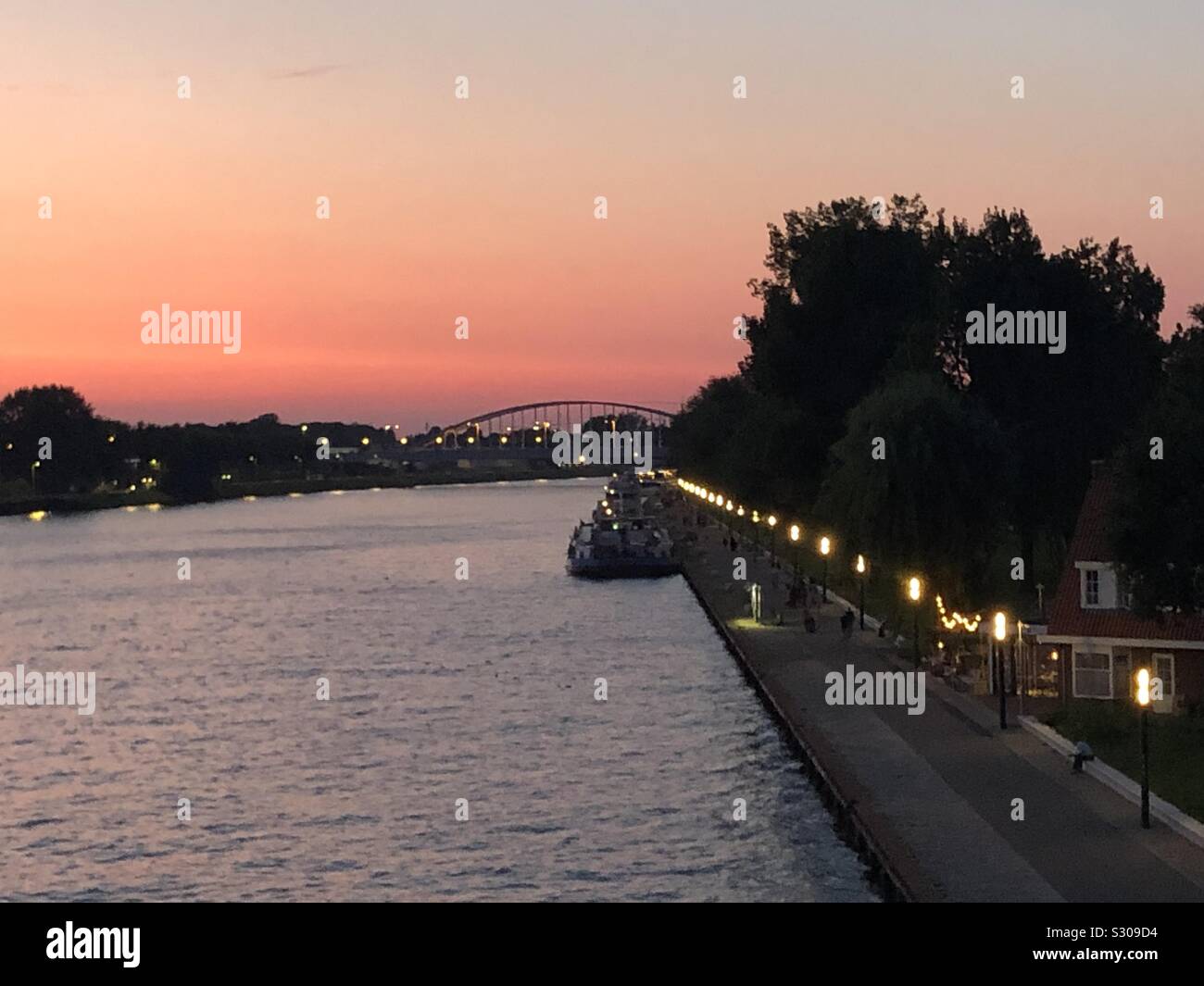 Pink sunset river hi-res stock photography and images - Alamy