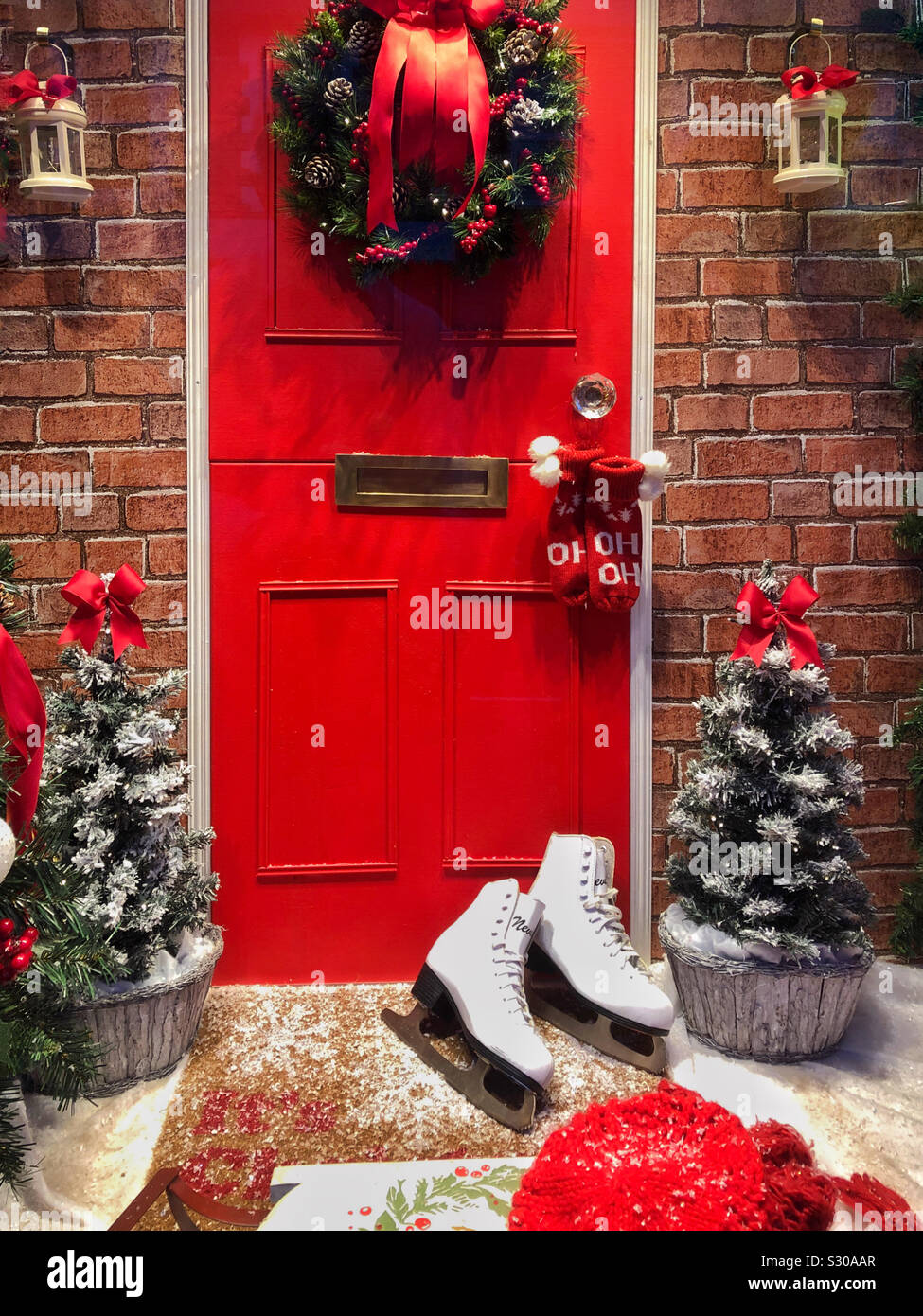Christmas Front Door Display From A Shop Window Stock Photo Alamy christmas-front-door-display-from-a-shop-window-stock-photo-alamy