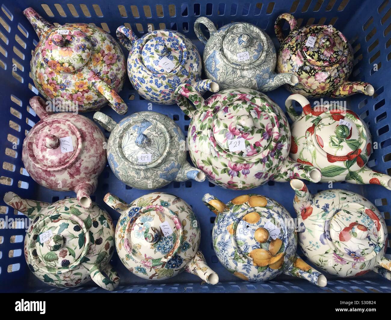 Floral teapots hi-res stock photography and images - Alamy