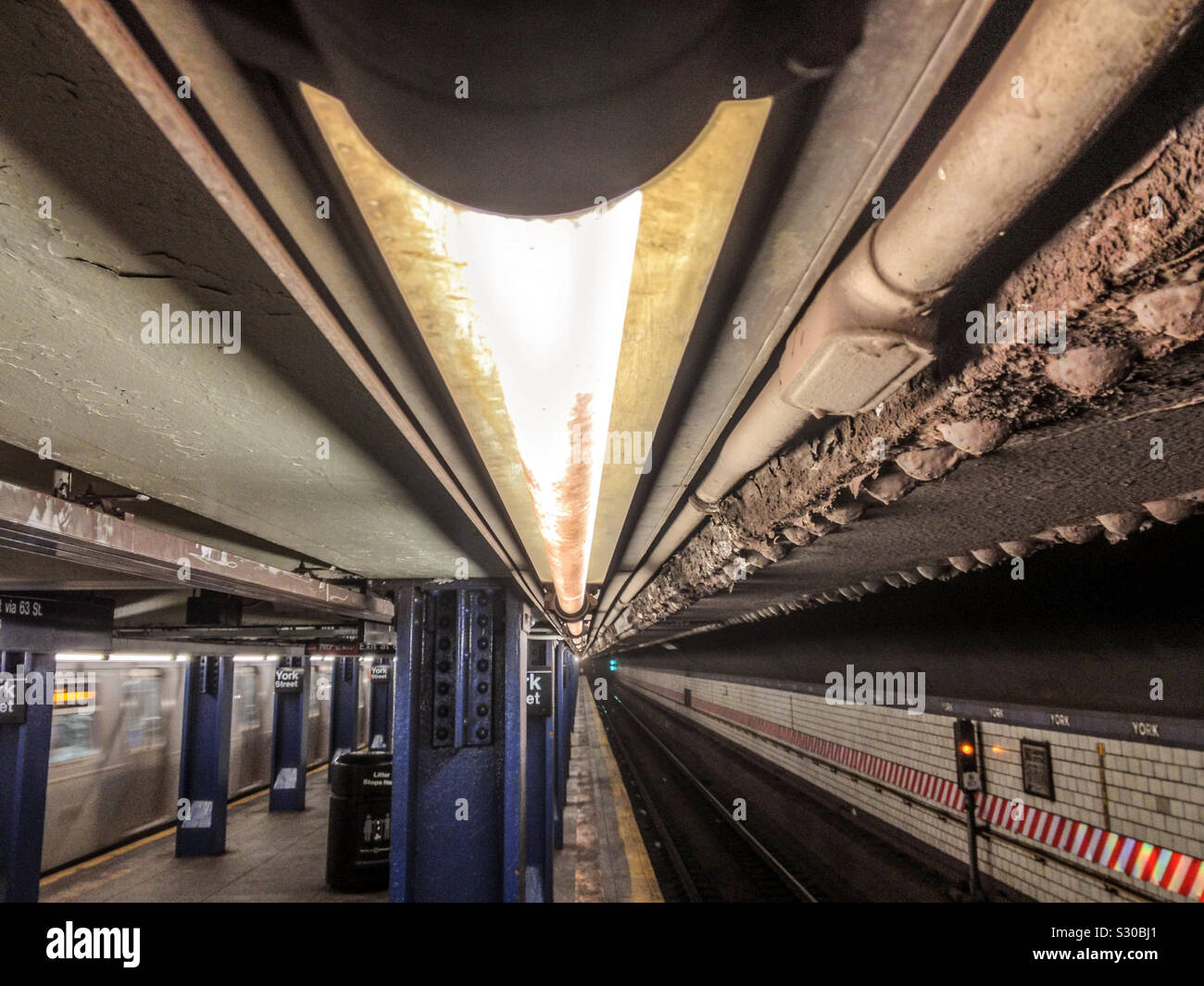 Dirty subway hi-res stock photography and images - Alamy